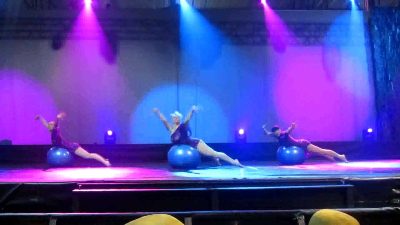 Dance with balls (nothing but...)Dk Dance Theatre - YouTube