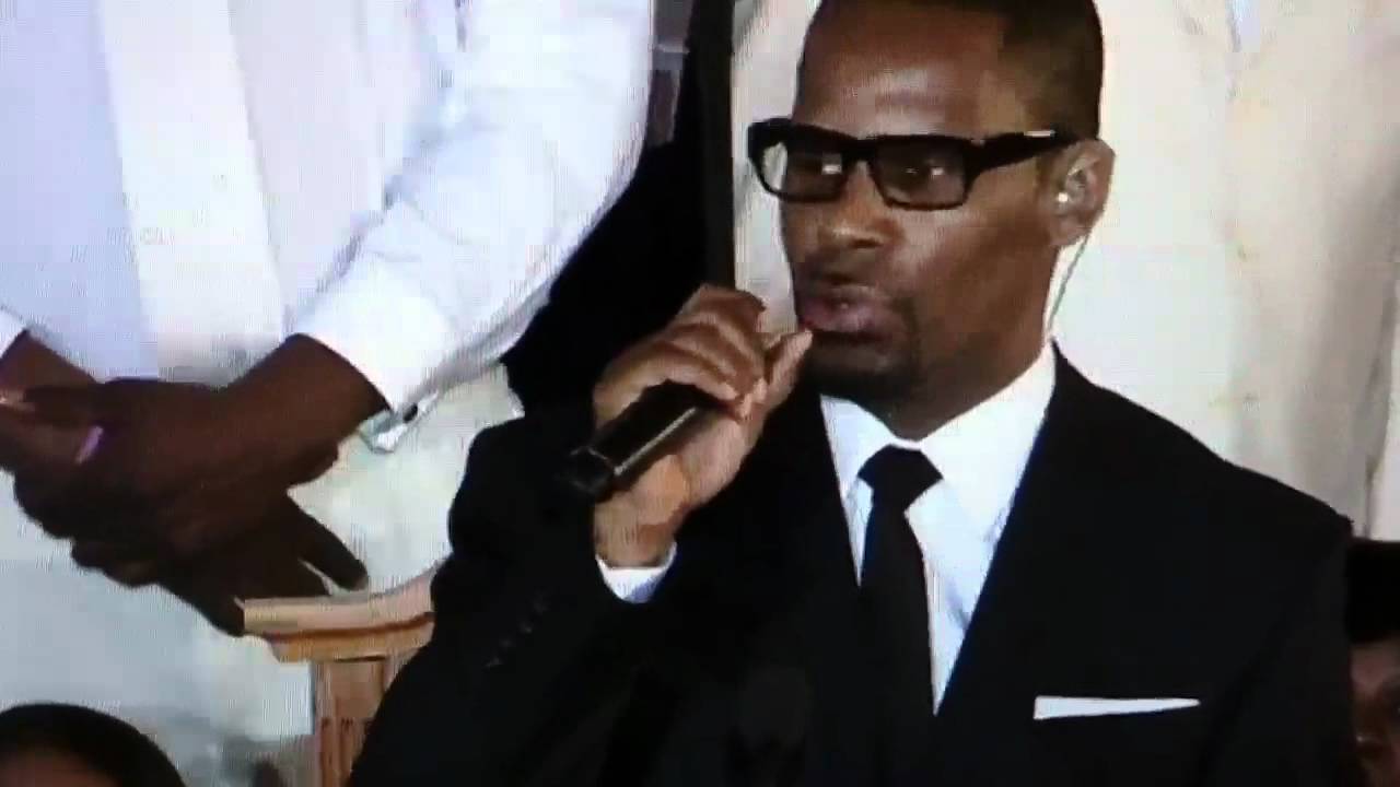 R.Kelly performs at Whitney Houston Funeral ," I look to you" - YouTube