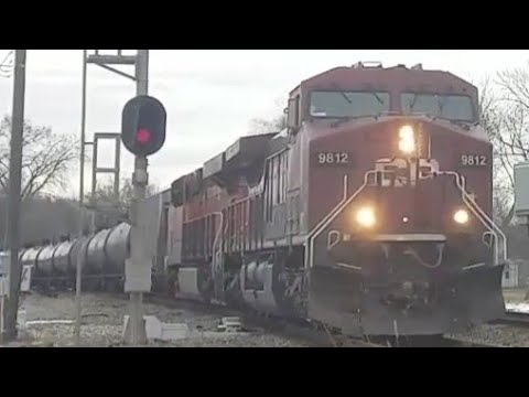 CP 9812 Leads K423 through Terre Haute, IN! - YouTube