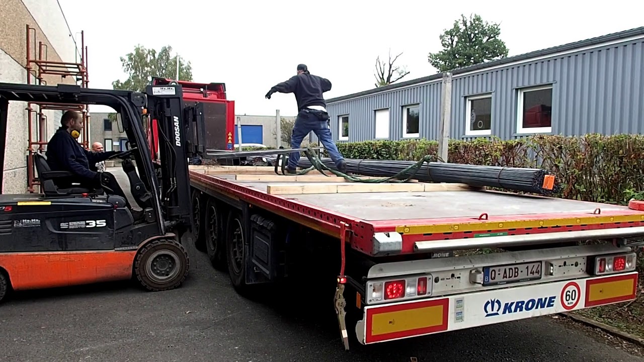 LKW Ladung Rundstahl mit dem Gabelstapler abladen - YouTube