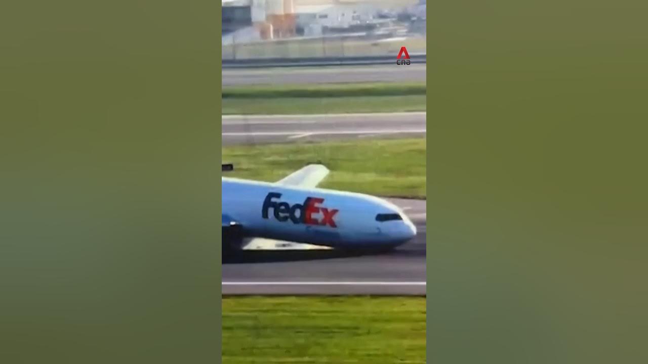 Boeing 767 cargo plane lands nose-down in Istanbul after front landing gear fails to open - YouTube