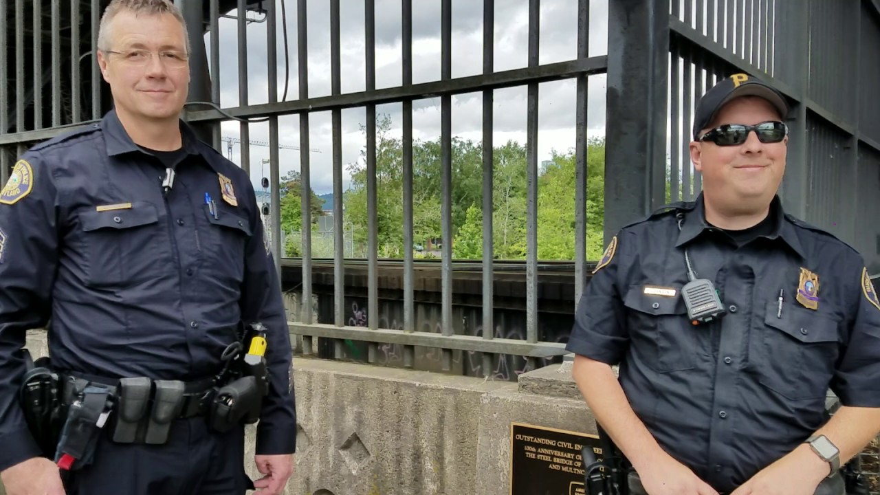 Department of Defence closes bridge in Portland - YouTube
