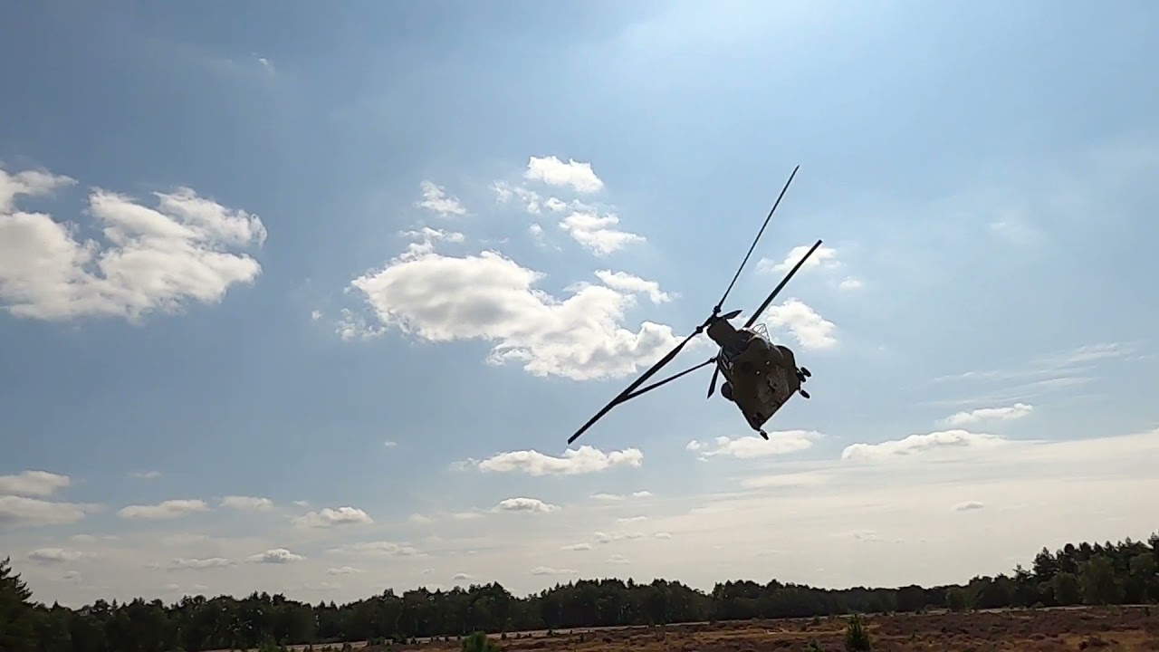 Boeing CH-47 Chinook low and fast - YouTube
