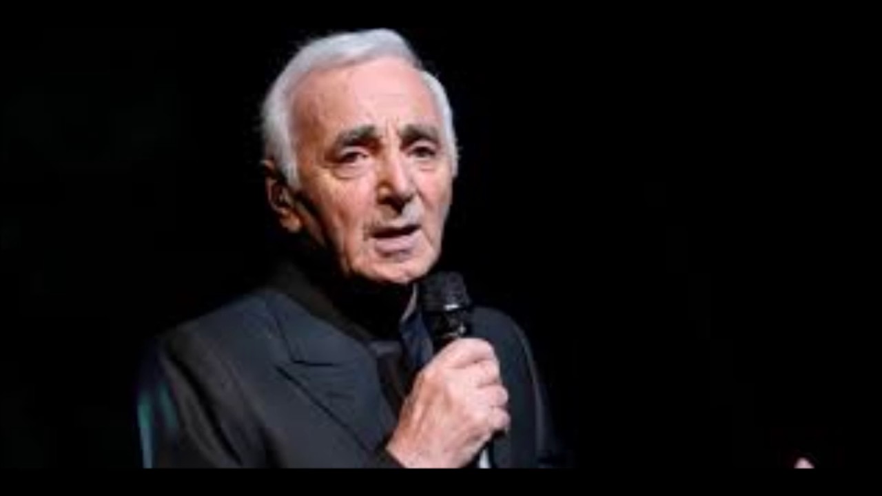 Charles Aznavour interpreta She - YouTube