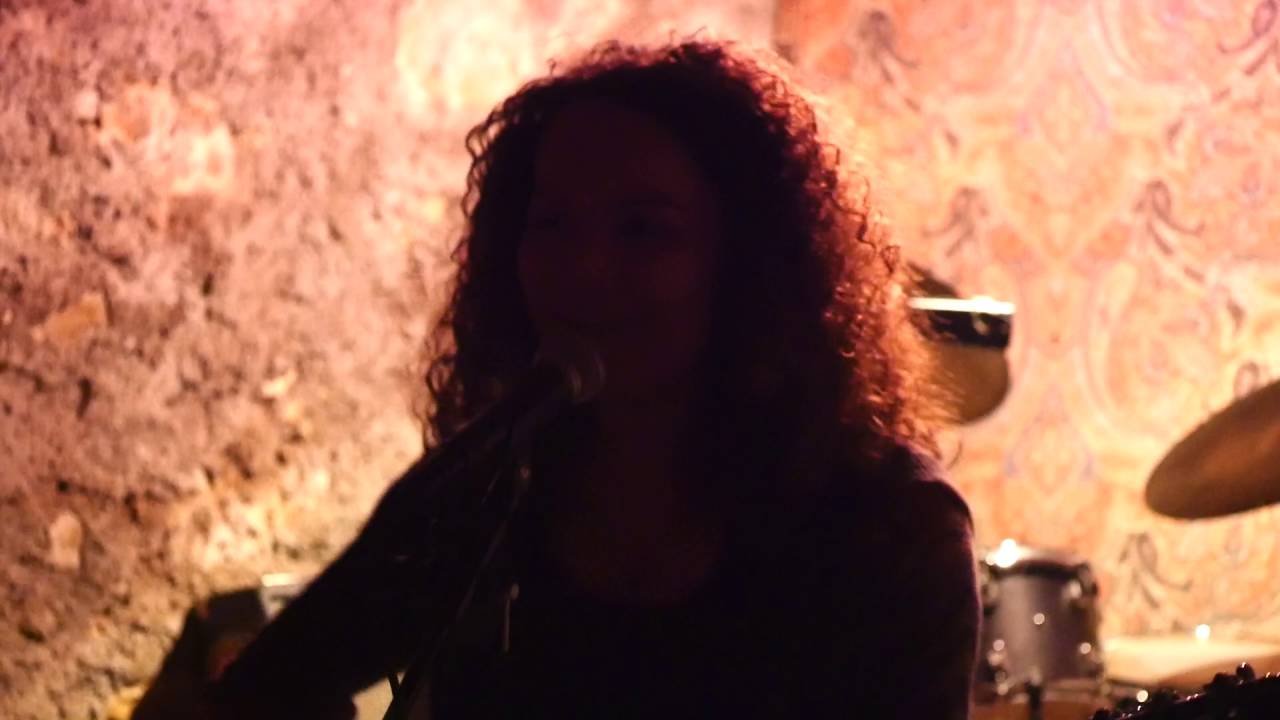 Caroline Alves - Summertime Sadness (Live @Chez Les Voisins) - YouTube