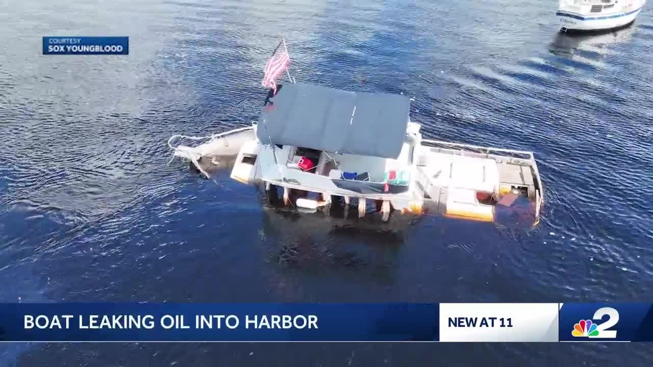 Sinking boat leaking oil into Charlotte Harbor - YouTube