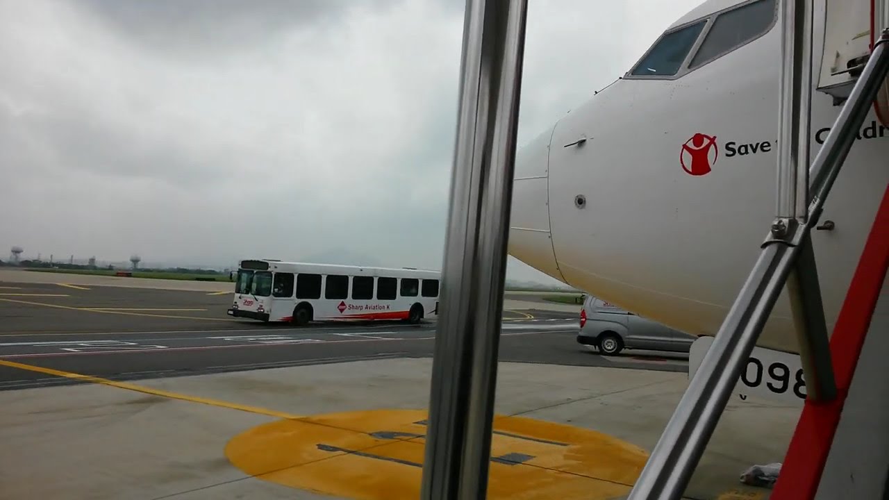[해외마케팅 150개국] 김포공항 32R 활주로 인근 지상조업사 Sharp Aviation K 차량, 티웨이 항공기 타기전 ...