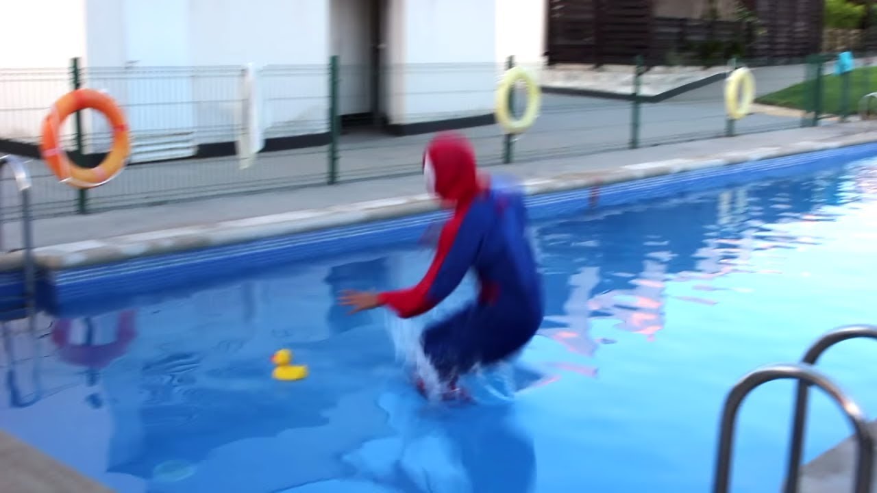 Batman Dora la exploradora y Spiderman juegan en la piscina - YouTube