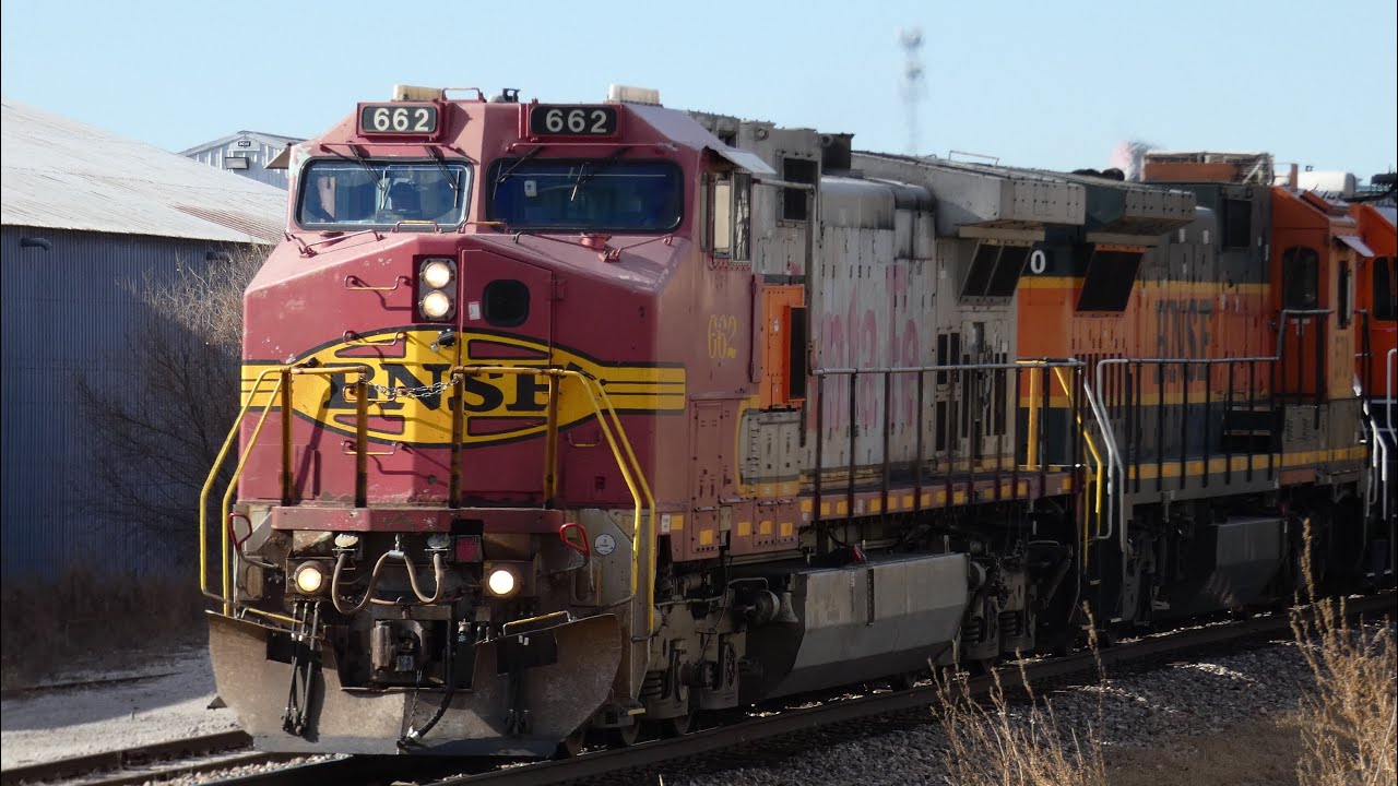 BNSF 662 and 570 lead LINLIN!! - YouTube