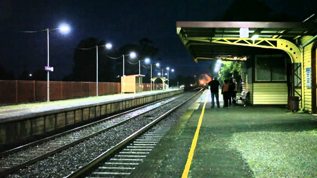 Australian Steam Trains: R761 rockets through Yarragon - YouTube