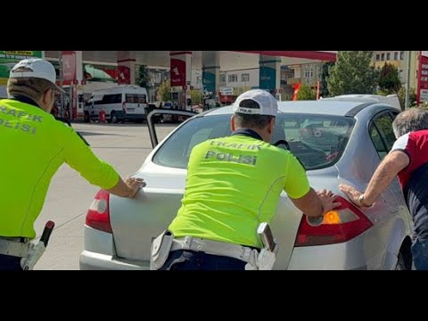 OTOMOBİLİYLE YOLDA KALAN SÜRÜCÜYE POLİSLER YARDIM ETTİ