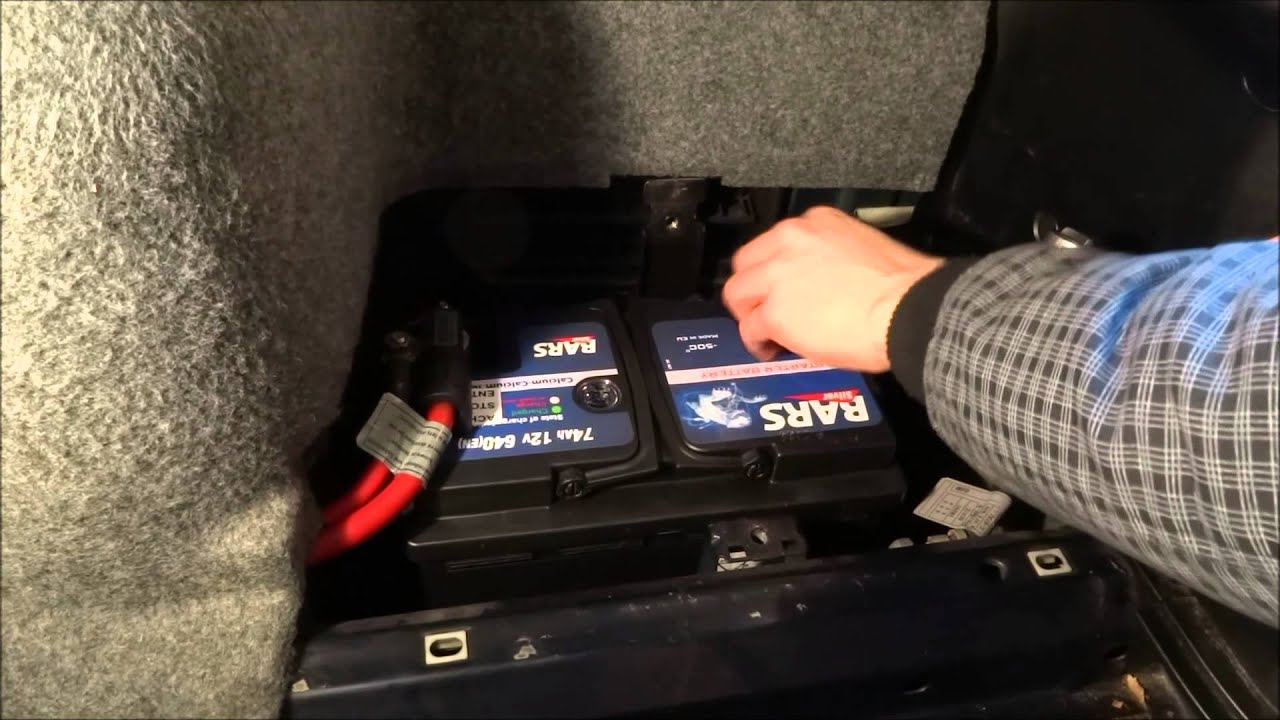 Autobatterie wechseln | Car Battery Replacement | BMW E46 - YouTube