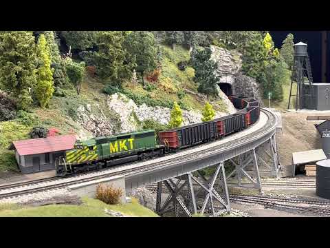 MKT Empty Hopper Train Westbound - YouTube