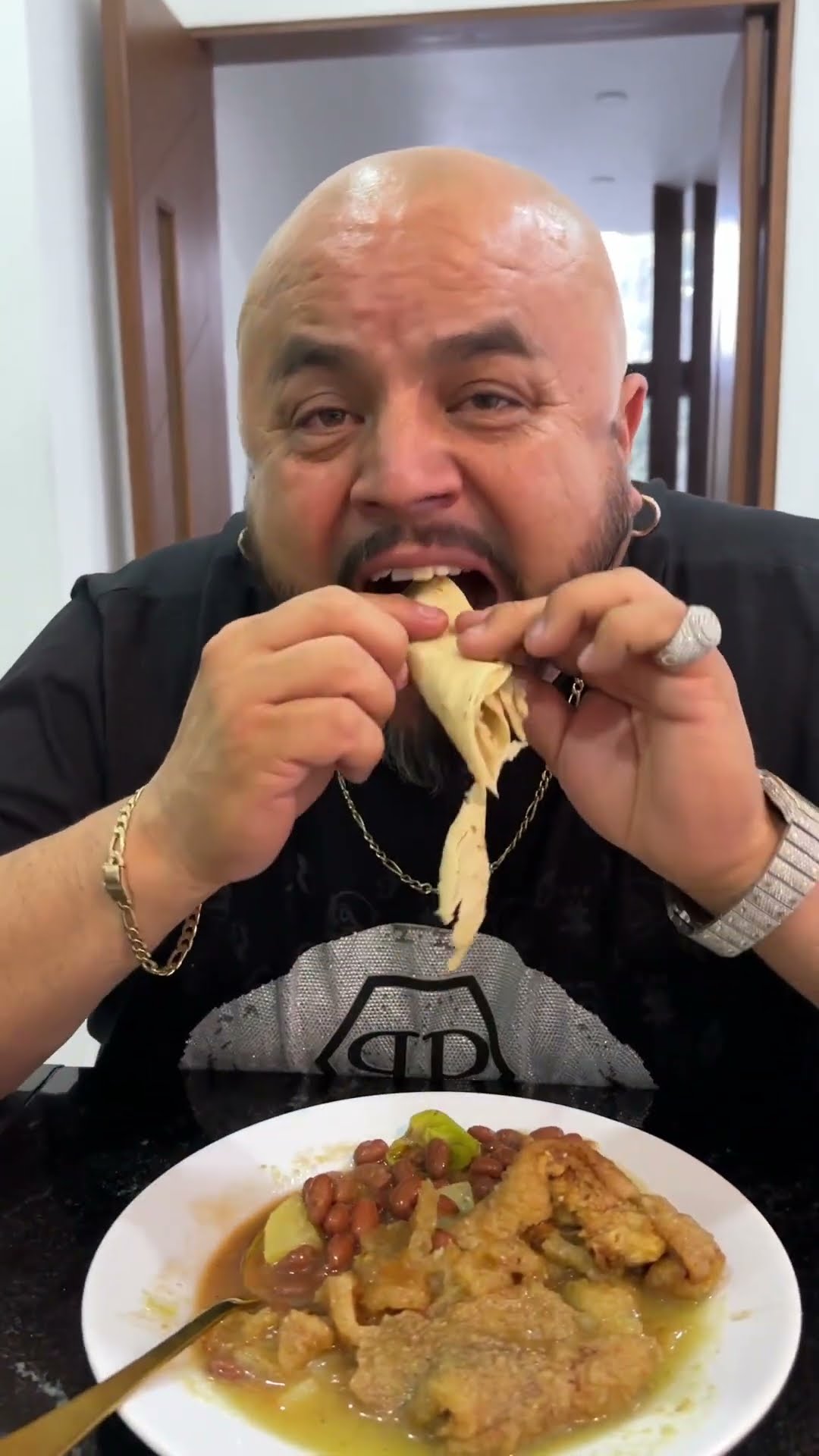 Comiendo chicharrón de marrano en salsa verde - YouTube