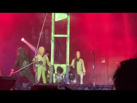 Alice Cooper Gets His Head Chopped Off! (9/18/21, Gilford, NH)