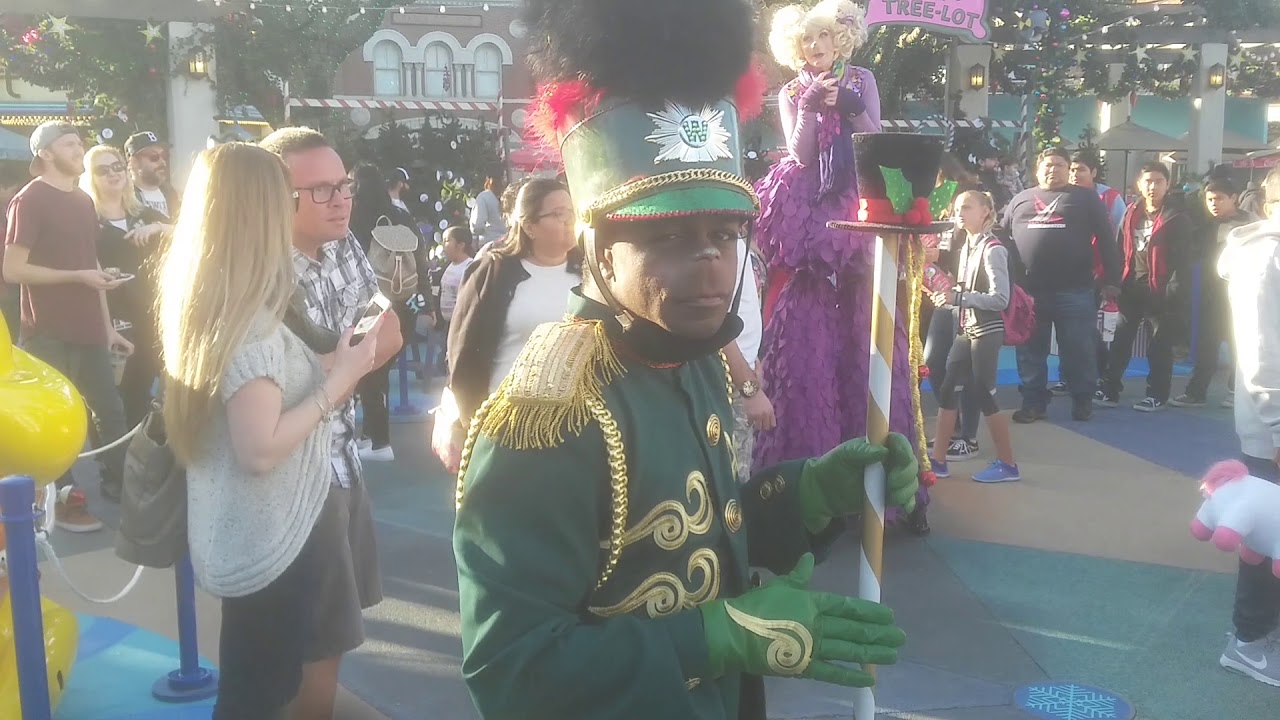 Whoville characters are dancing to Wholiday singers - YouTube