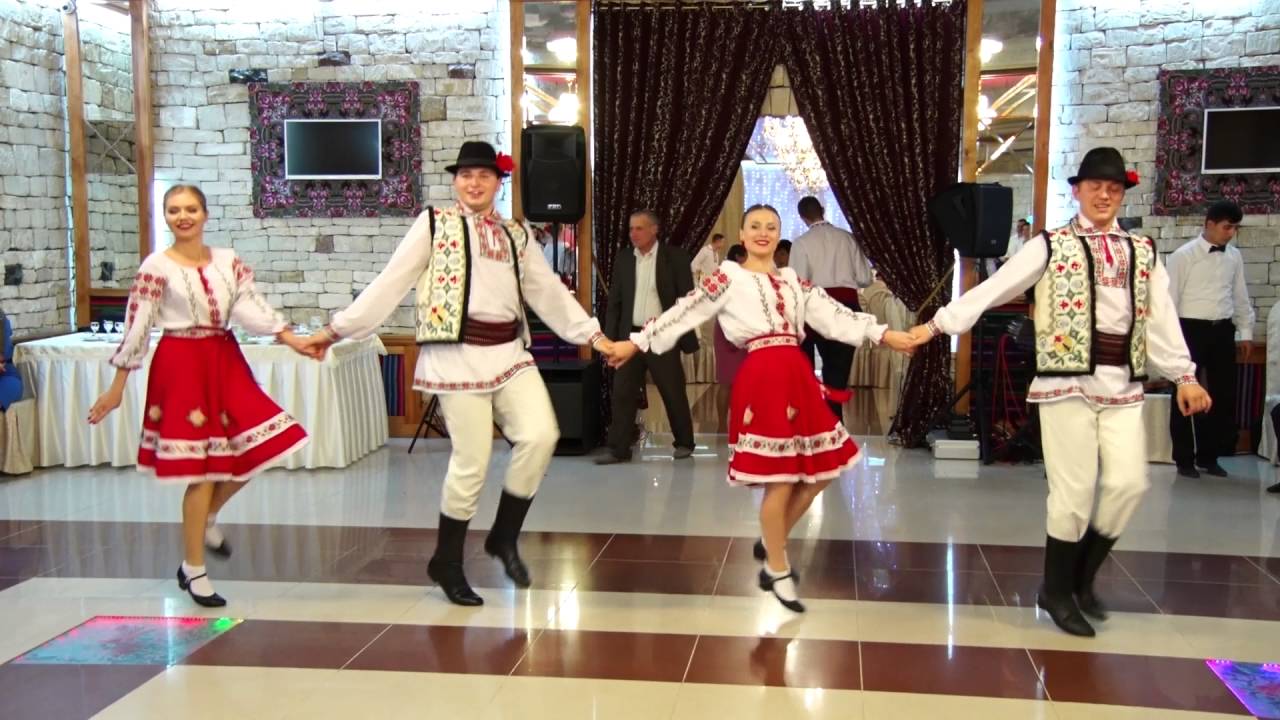 Ansamblul de dansuri populare “TINERETEA” - YouTube