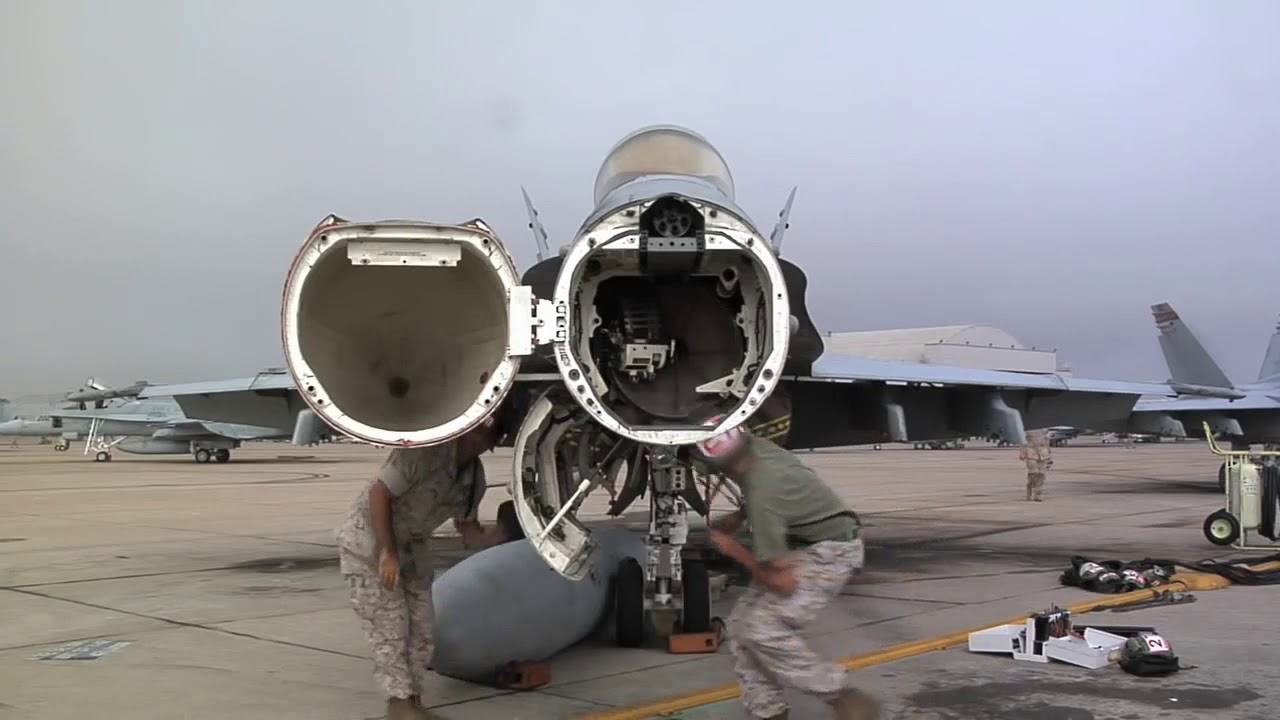 2014-06-13: Raytheon F/A-18C Advanced Combat Radar - YouTube