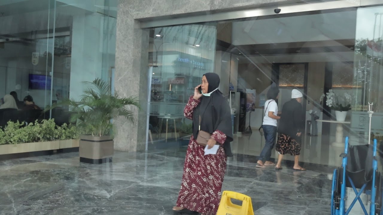 Pertama ajak mbah uti periksa di sini - YouTube
