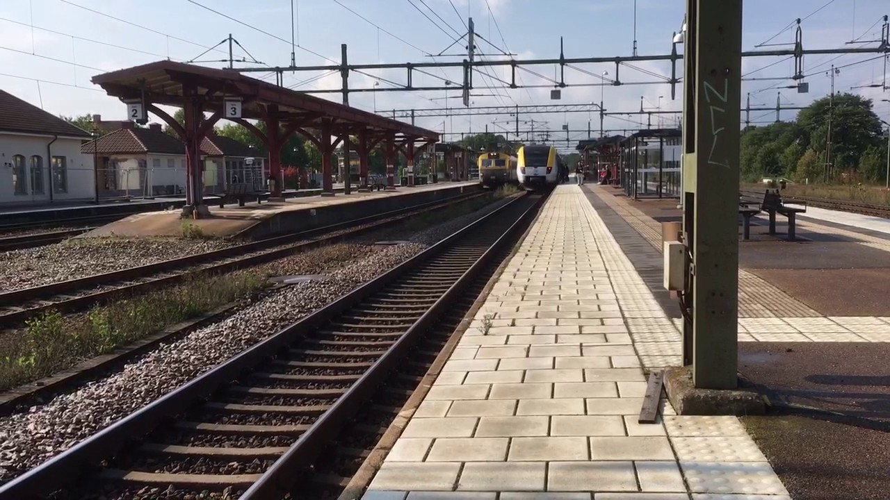 X52 and SJ2000 at Herrljunga station - YouTube