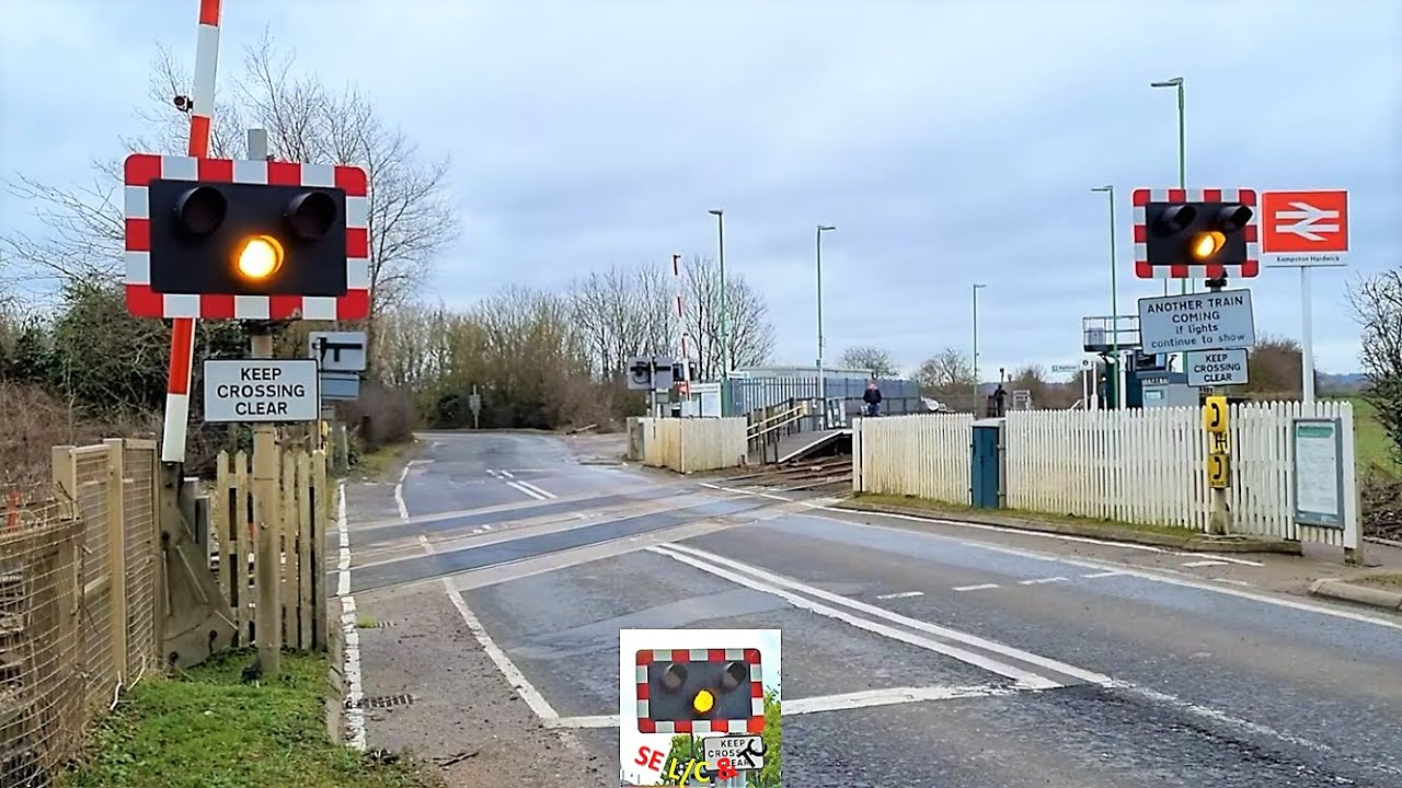 Kempston Hardwick Level Crossing, Bedfordshire - YouTube
