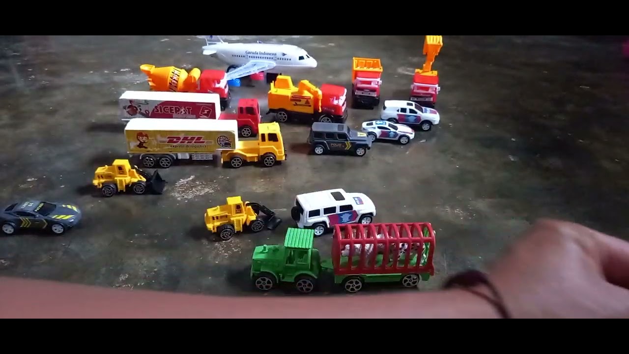 mobil mainan,mencari mobil yang rusak #bustayo #mainananak #mobiltruk ...