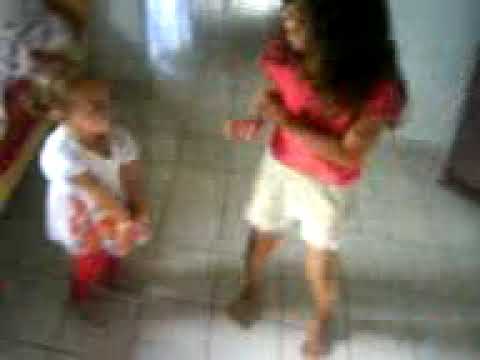 Allana e Isabelle dançando