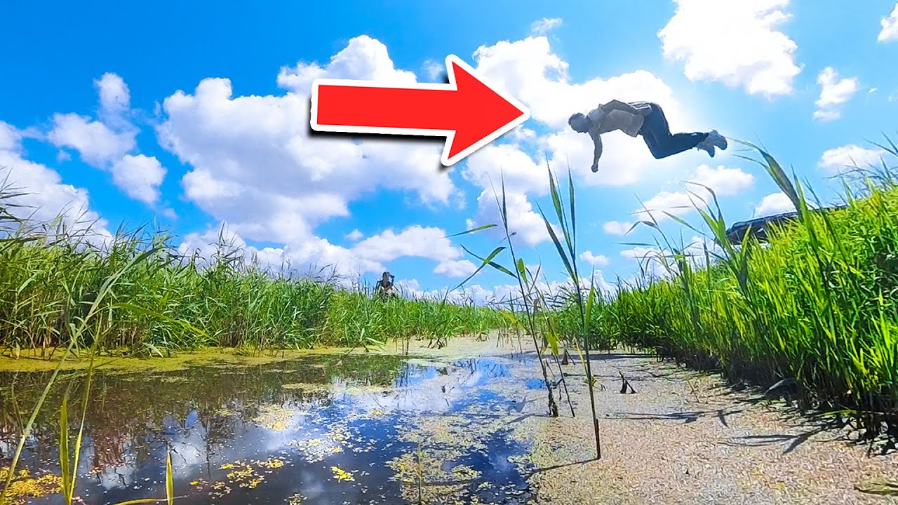 Met een Trampoline Slootje Springen! *Vies* - YouTube