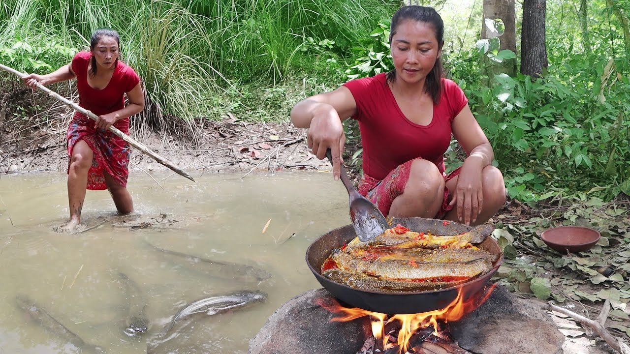 Survival skills: Catch fish in the mud lake to cook for lunch - Cook ...