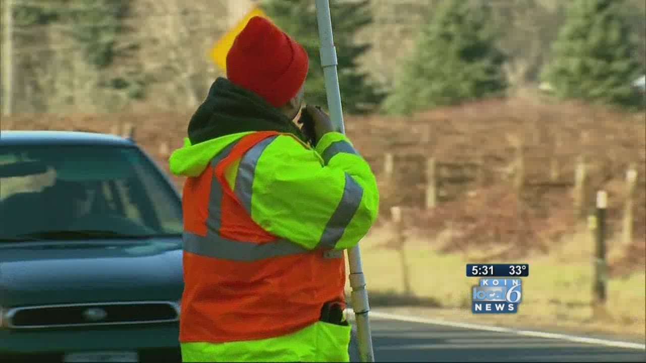 Outside workers bundle up for the cold - YouTube