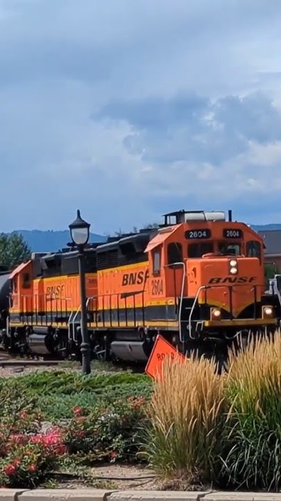 BNSF 2604 leads the local through Fort Collins #train - YouTube