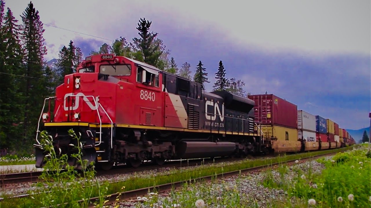 K5LLA HORN!!! CN 8840 Leads CN Q118 (Intermodal) East at Blue River BC ...