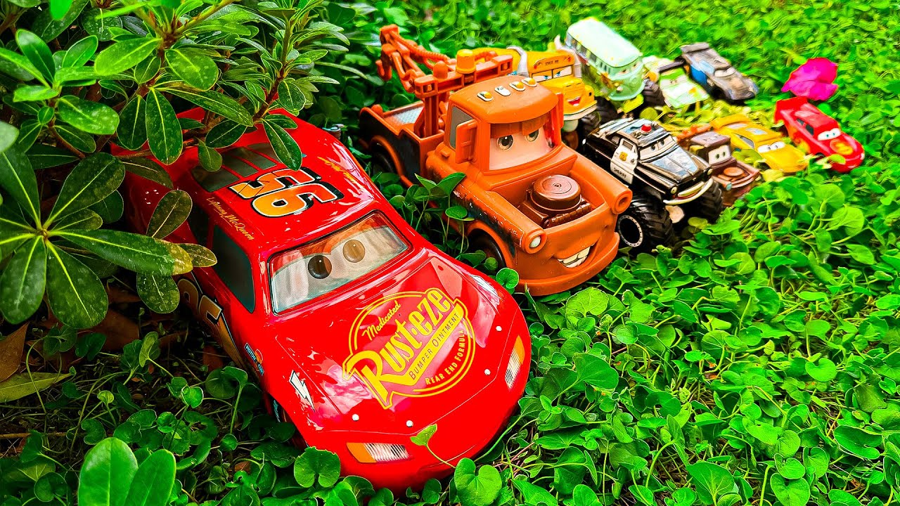 Disney Pixar Cars falling into deep pool, Lightning McQueen, Tow Mater ...