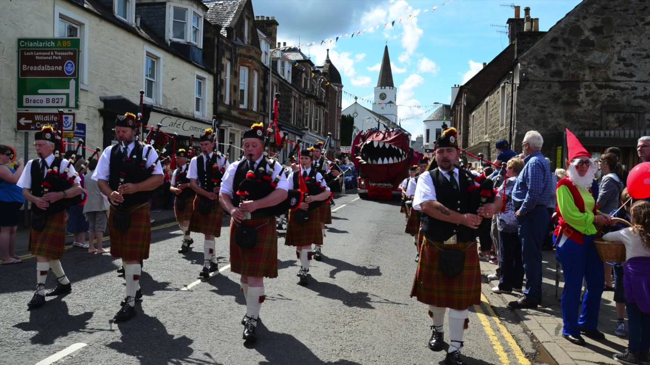 The Pipes and Drums of Comrie - YouTube