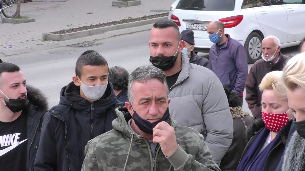 U ngrit pllakë përkujtimore në 17 vjetorin e vdekjes së Sebahate Tolaj ...