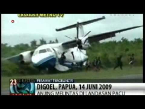Twin Prop plane crashes after landing in Papua. - YouTube