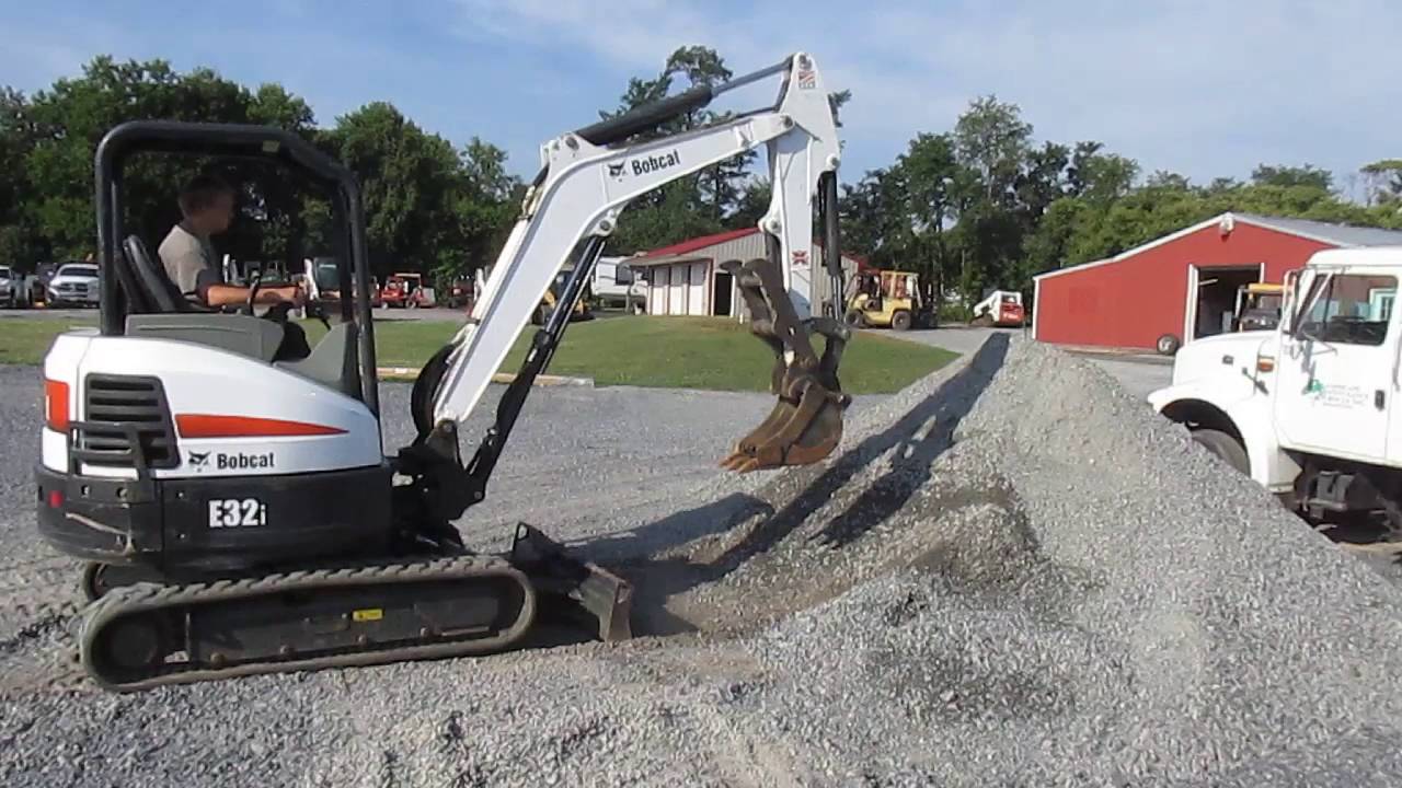 Bobcat E32 - YouTube