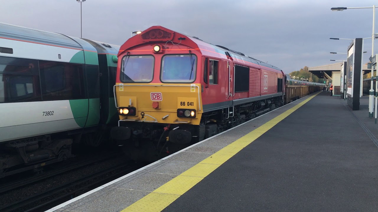DB Cargo UK Class 66041 Thrashes Out of Three Bridges with a Mega 3 ...