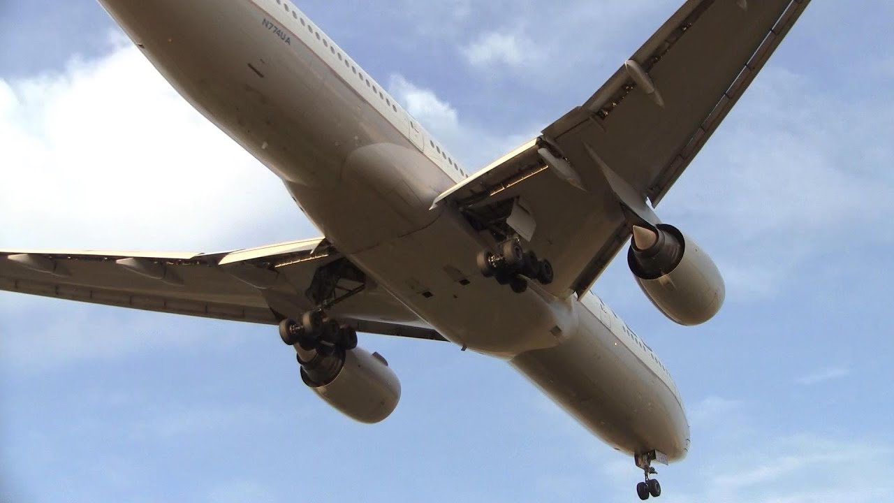 United Airlines Boeing 777-200 Overhead Brussels Airport - YouTube