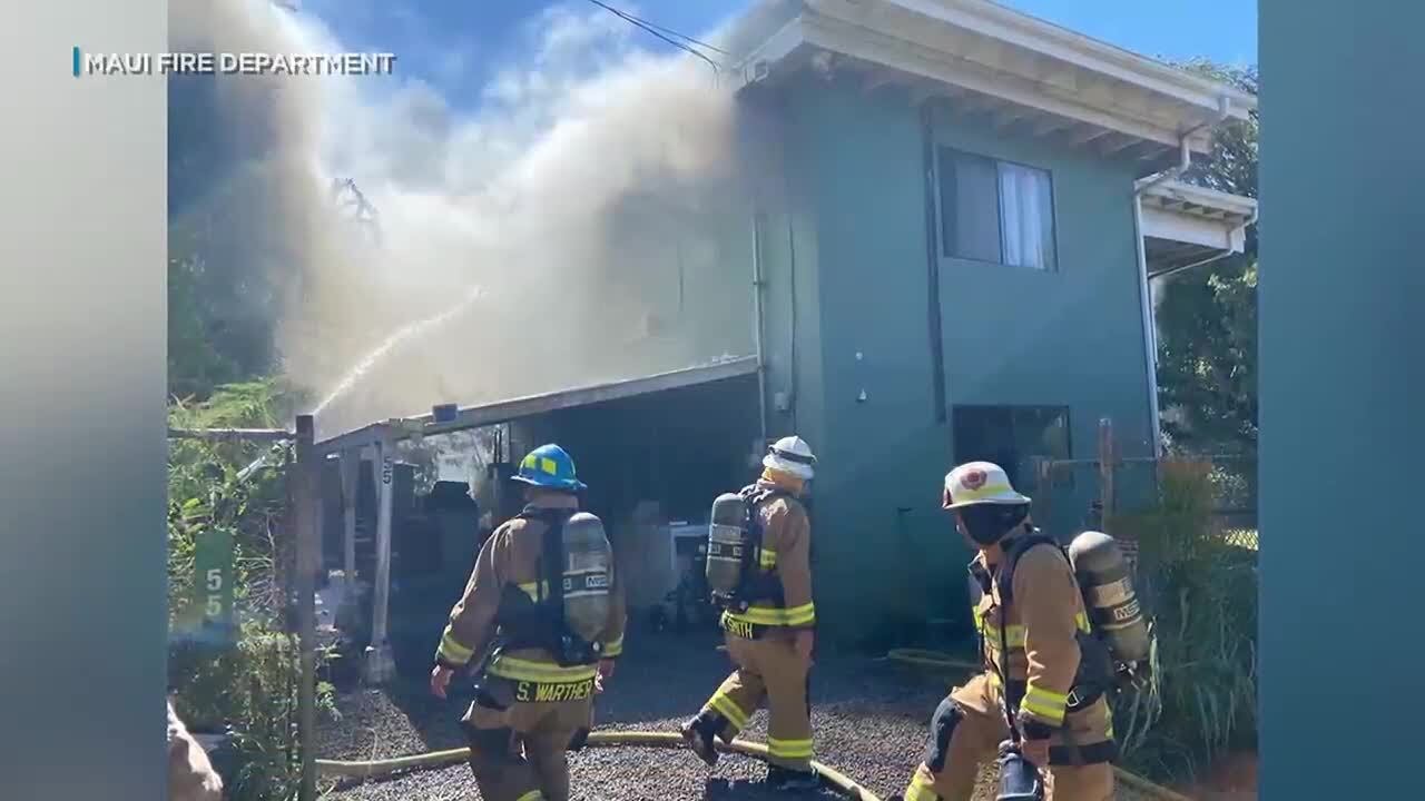 5 displaced after fire burns Maui home - YouTube