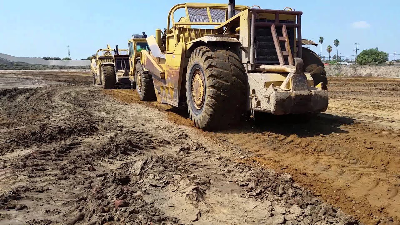 Building foundation fill with 657 scrapers - YouTube