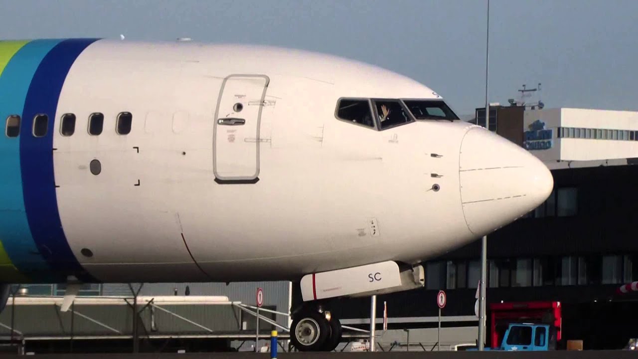 Transavia pilot wave - YouTube