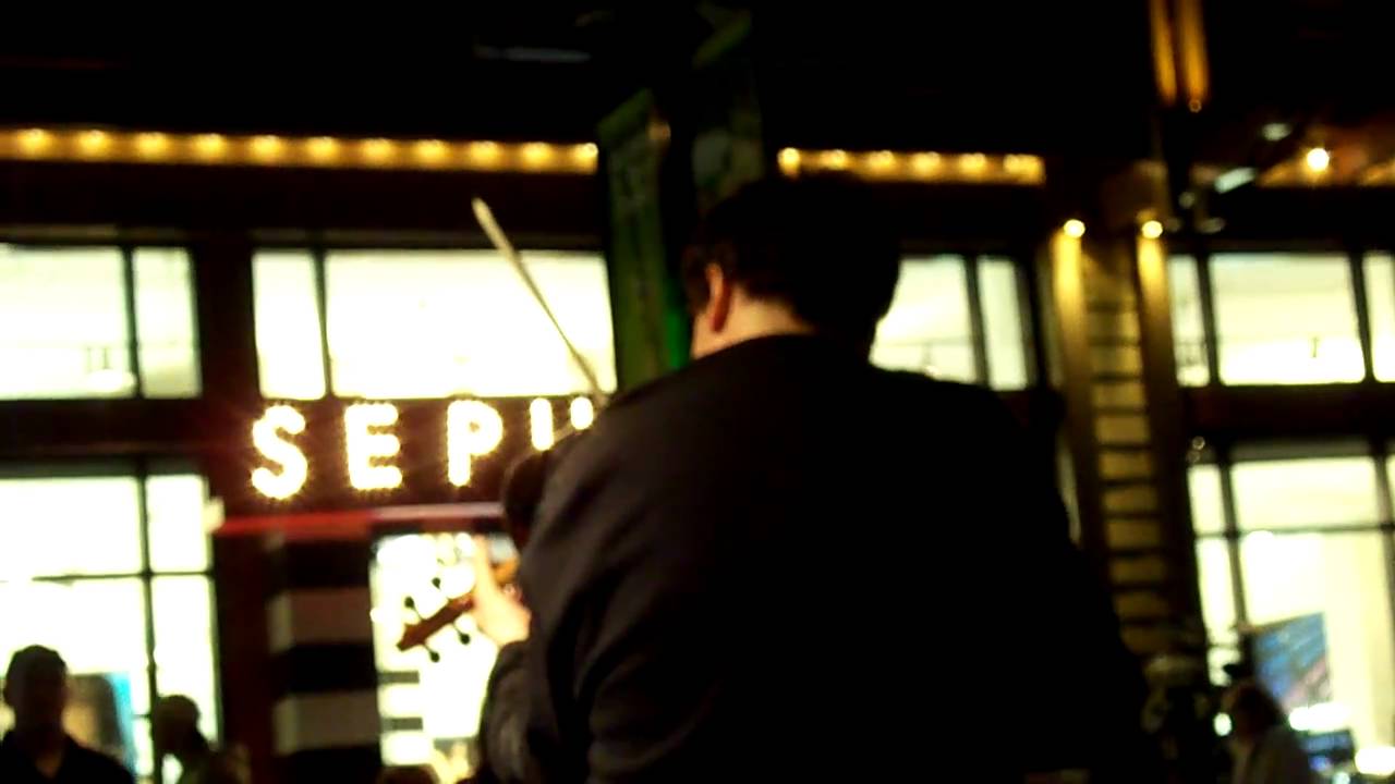 Violin Solo - Drew Tretick - Bumble Bee - Downtown Disneyland - YouTube