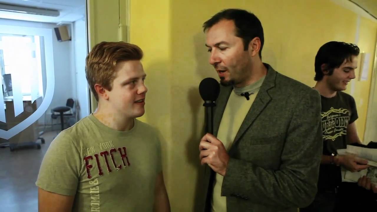 Dominik Henzel intervjuar elev - YouTube