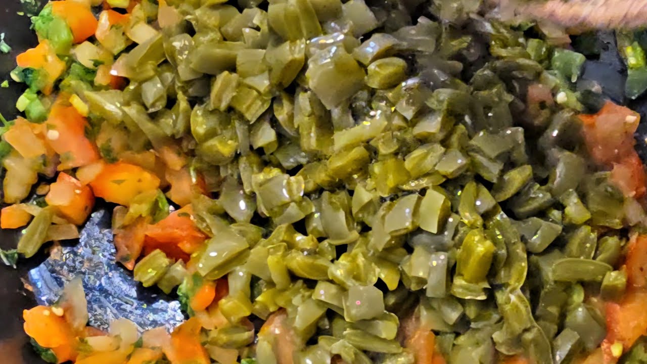 Nopales fritos con cebolla, chile serrano y tomate rojo! - YouTube