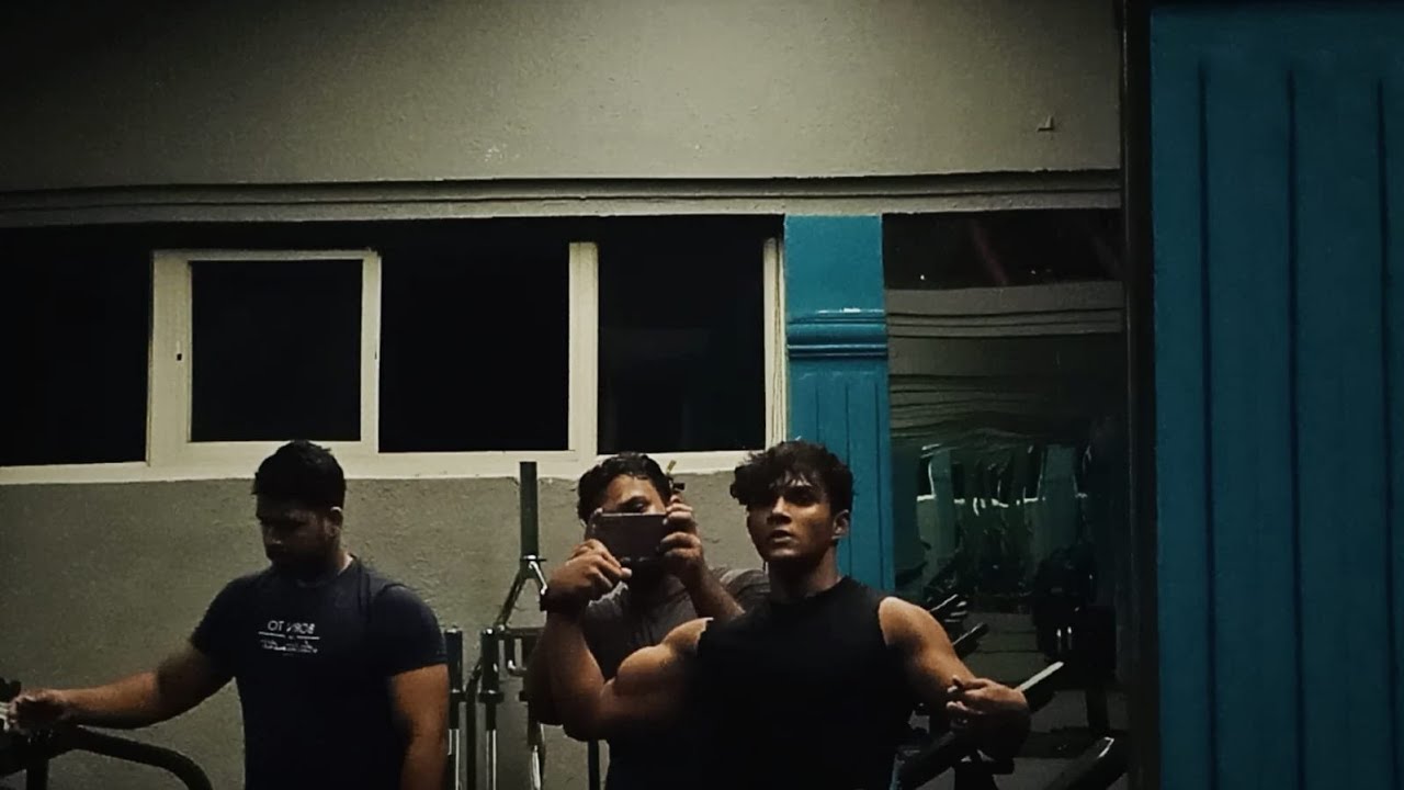 FIRST DAY EVER IN A GYM | BACK TRAINING - YouTube