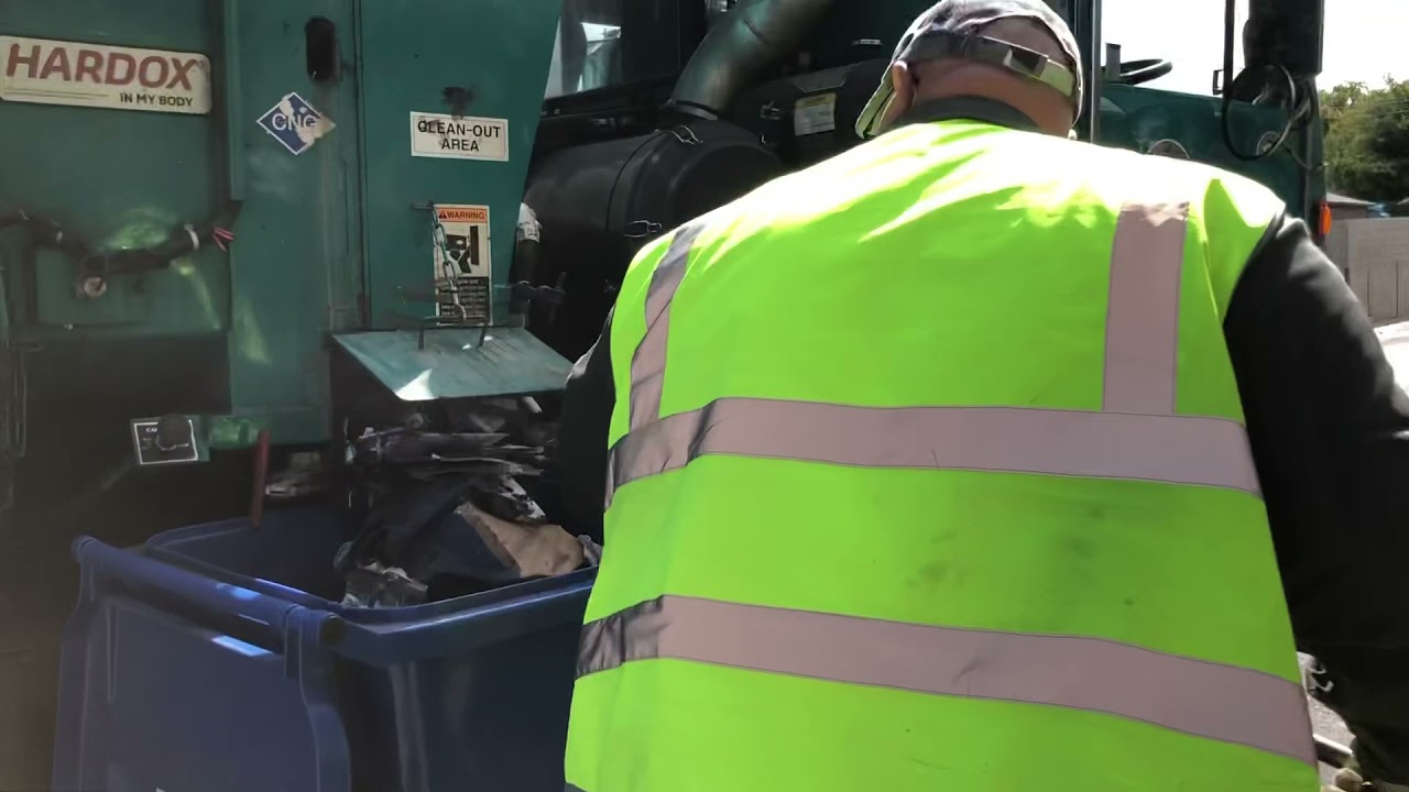 The process of cleaning out a garbage truck - YouTube
