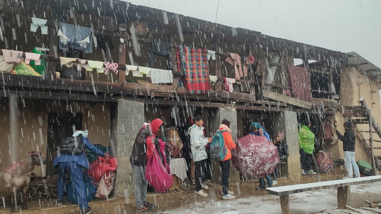 Best life In The himalayan Mountain Village During The Heavy Snowfall ...