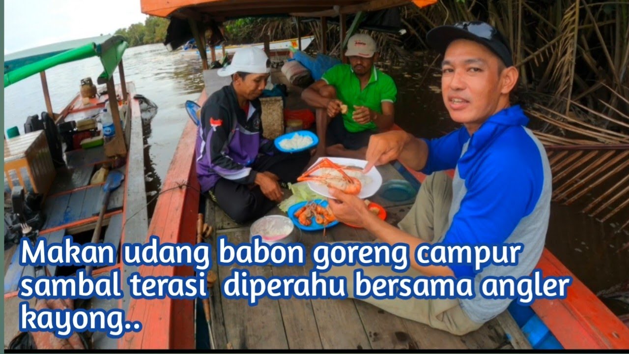 Makan udang babon goreng campur sambal terasi diperahu bersama angler ...