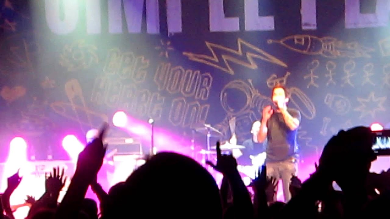 Simple Plan Addicted Live - YouTube